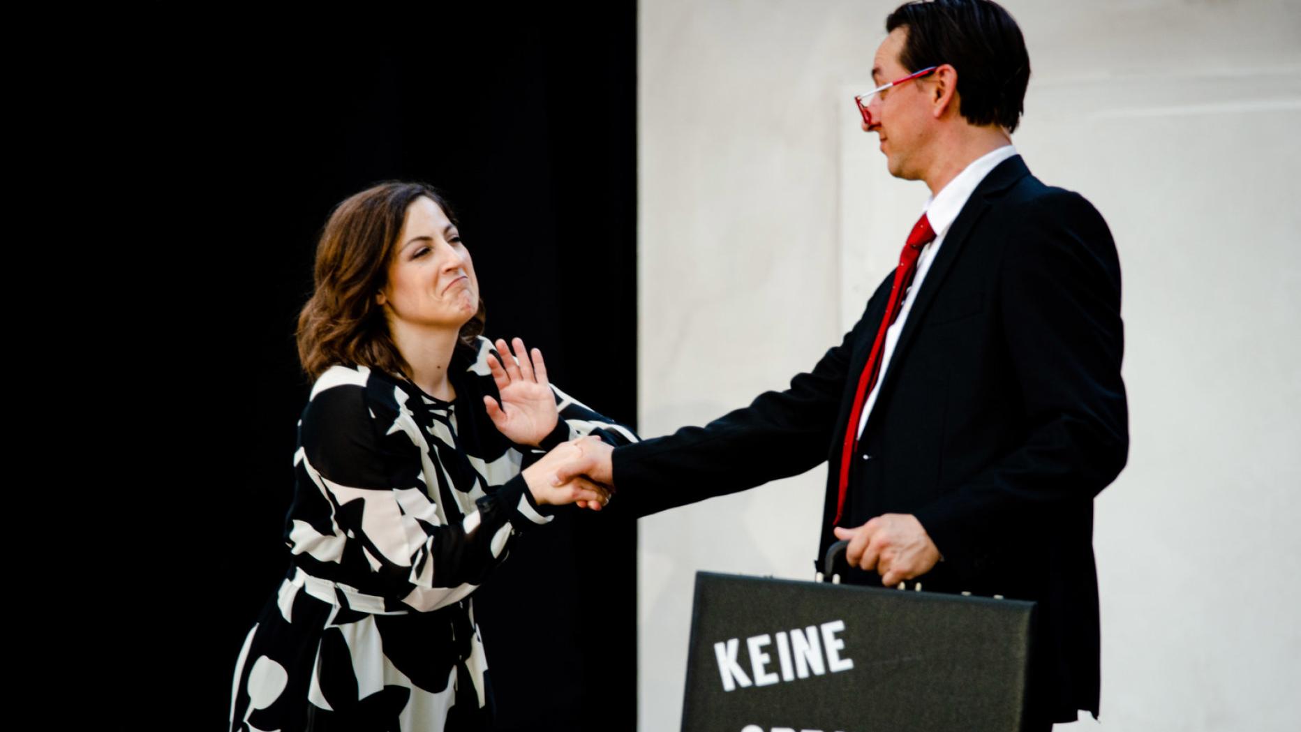 Die neue Simpl-Revue: FPÖ zum Hofer-Preis, und Kurz beim Gesangscontest ...