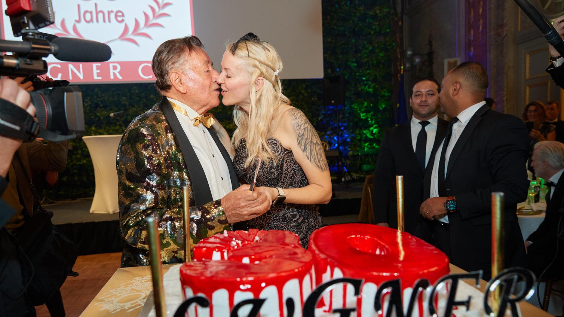 Liebe mit 89: Richard Lugner hat sich mit seiner Simone verlobt | Kurier