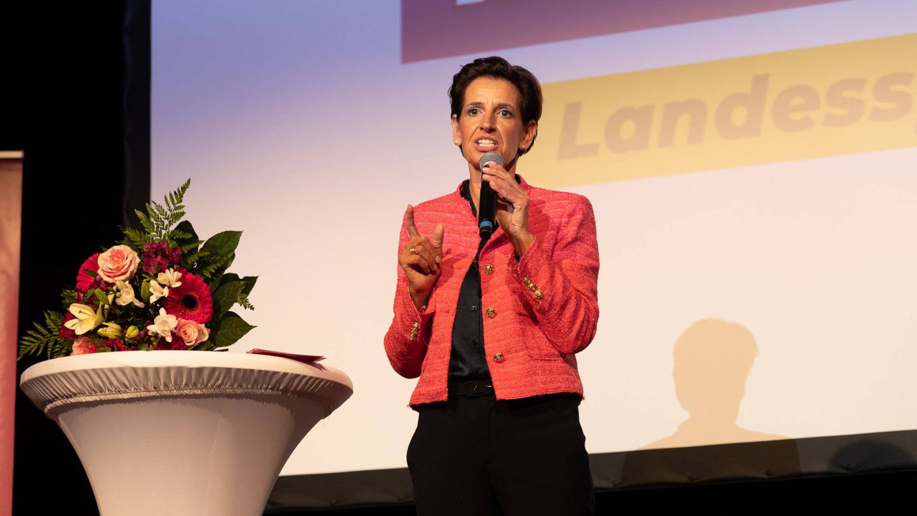 Indra Collini als Landessprecherin der Neos bestätigt | Kurier