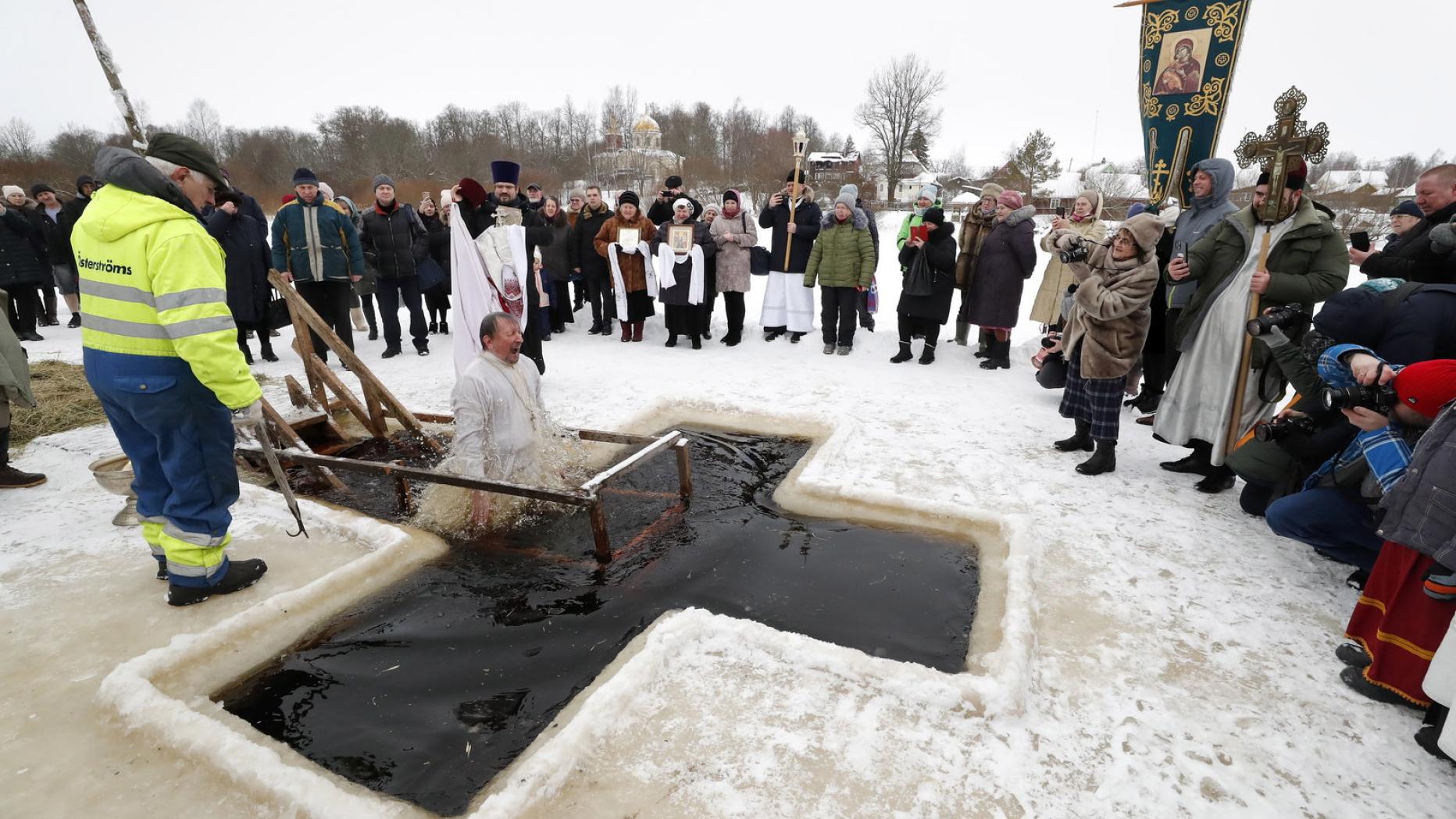 Sprung ins eiskalte Wasser: Millionen nehmen rituelles Eisbad | Kurier