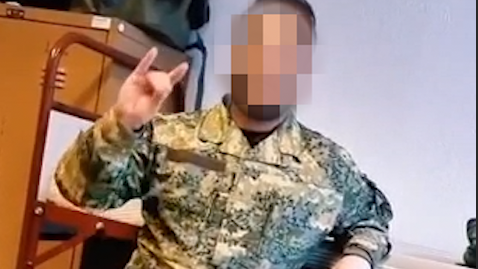 Faschistischer „Wolfsgruß“ in österreichischer Bundesheer-Uniform | Kurier