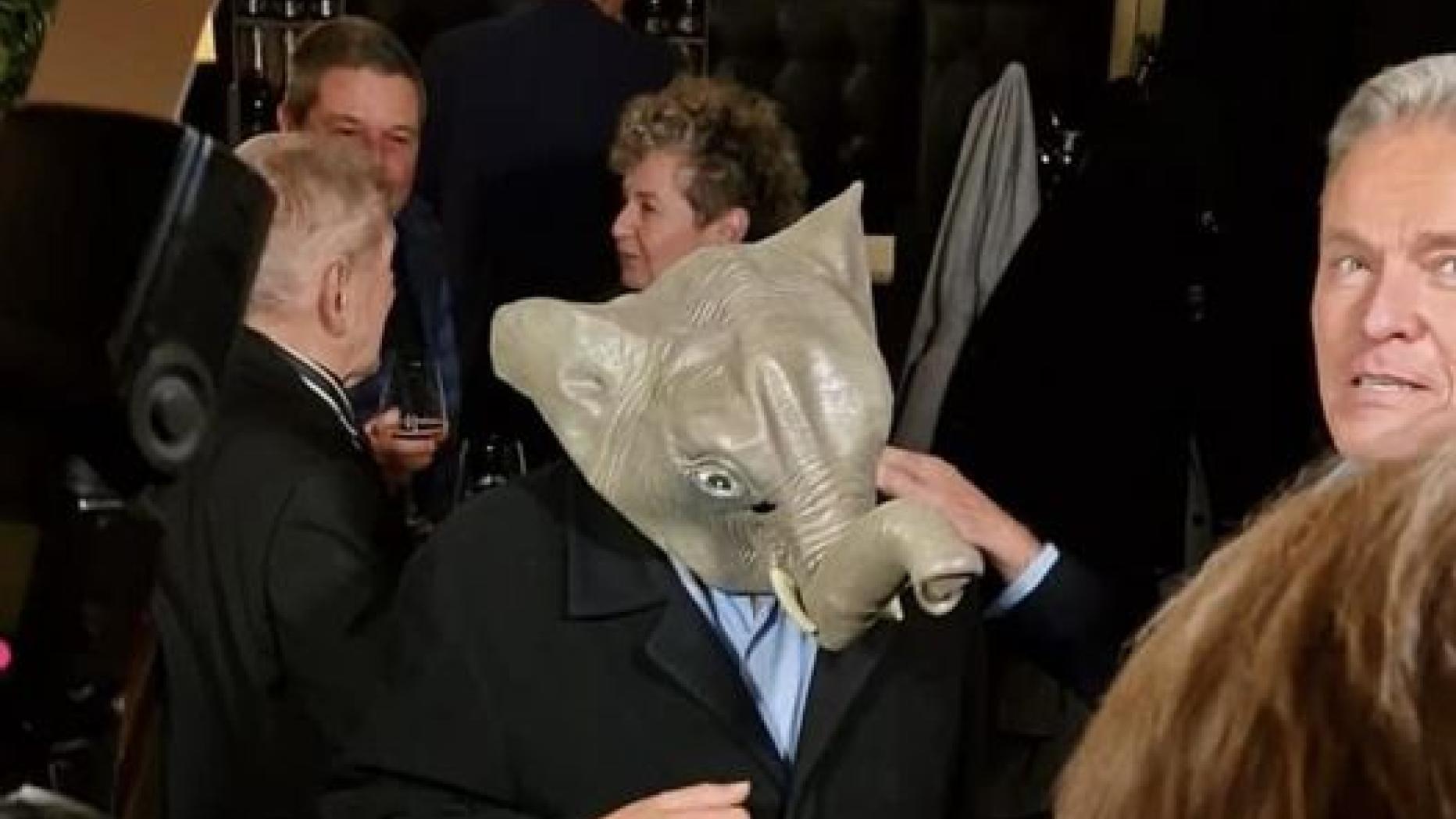 Richard Lugner erschien mit Elefanten-Maske zum Geburtstag von Alfons ...