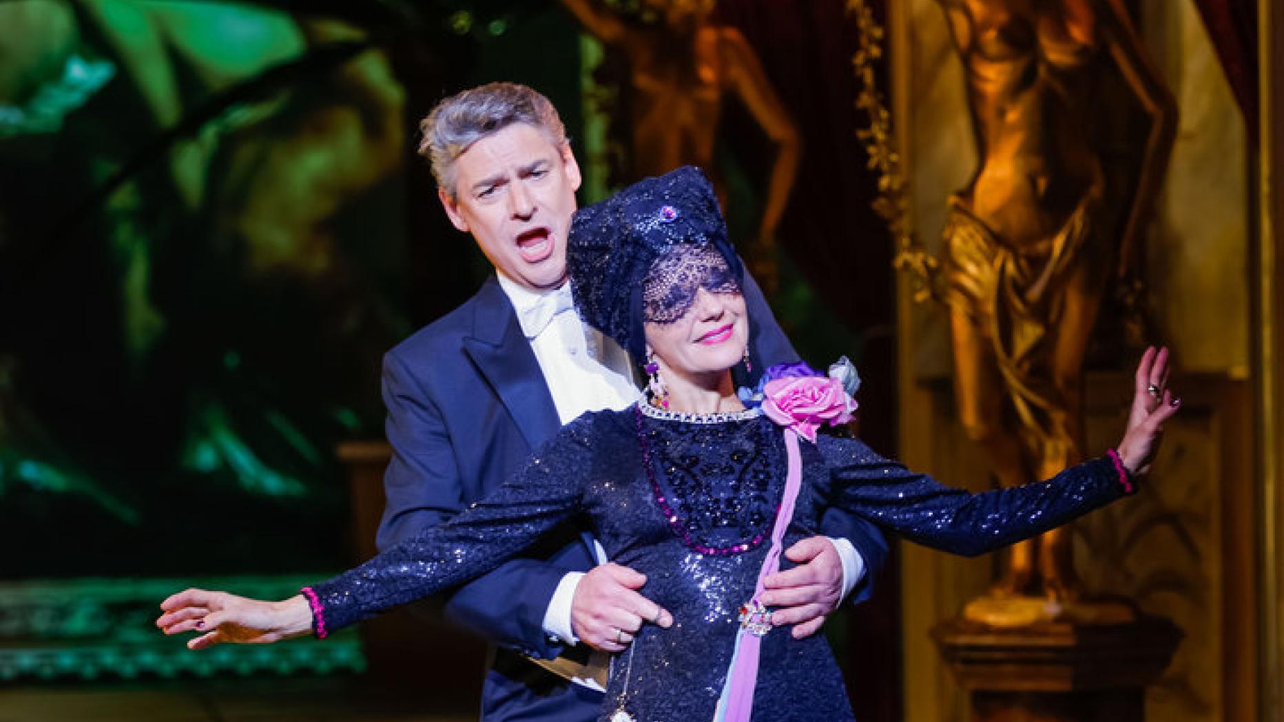 "Fledermaus" in Baden: Nur über die Zehennägel erfährt man leider ...