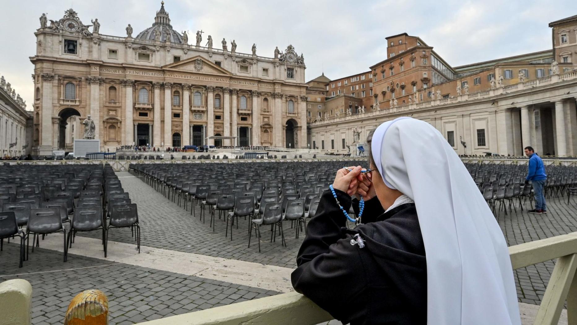Zehntausende begleiten heute Benedikt XVI. bei seinem Begräbnis | Kurier