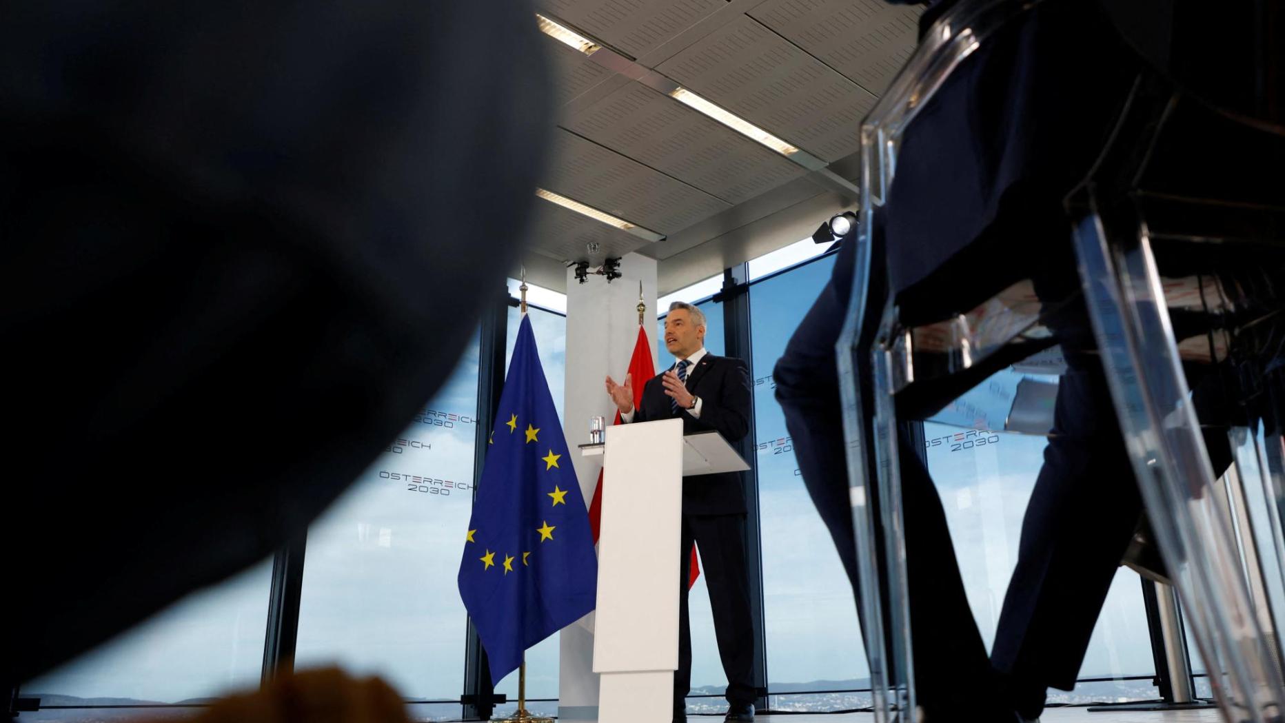 Nehammer wünscht sich E-Paper für alle Schüler ab 7. Schulstufe | Kurier