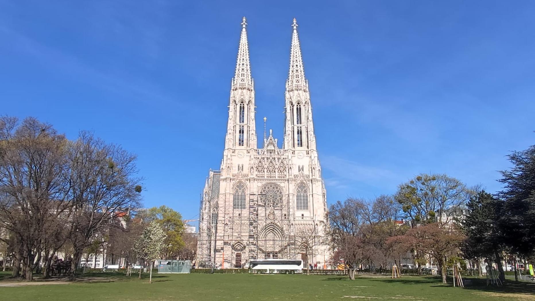 Nach 22 Jahren: Gerüst bei der Votivkirche wird abgebaut | Kurier