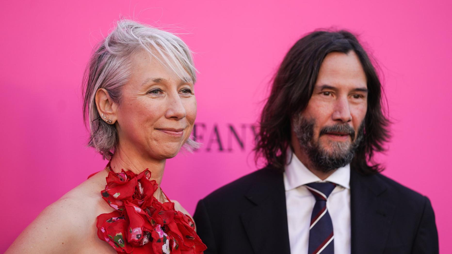 Keanu Reeves und Freundin: Ungelenke Küsse auf dem Red Carpet | Kurier