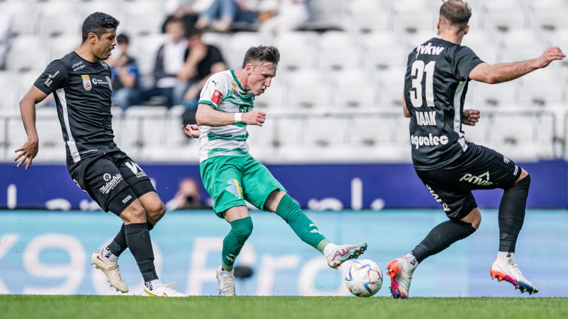 Lustenau bleibt die Nummer eins, Altach rettet Remis gegen Ried | Kurier
