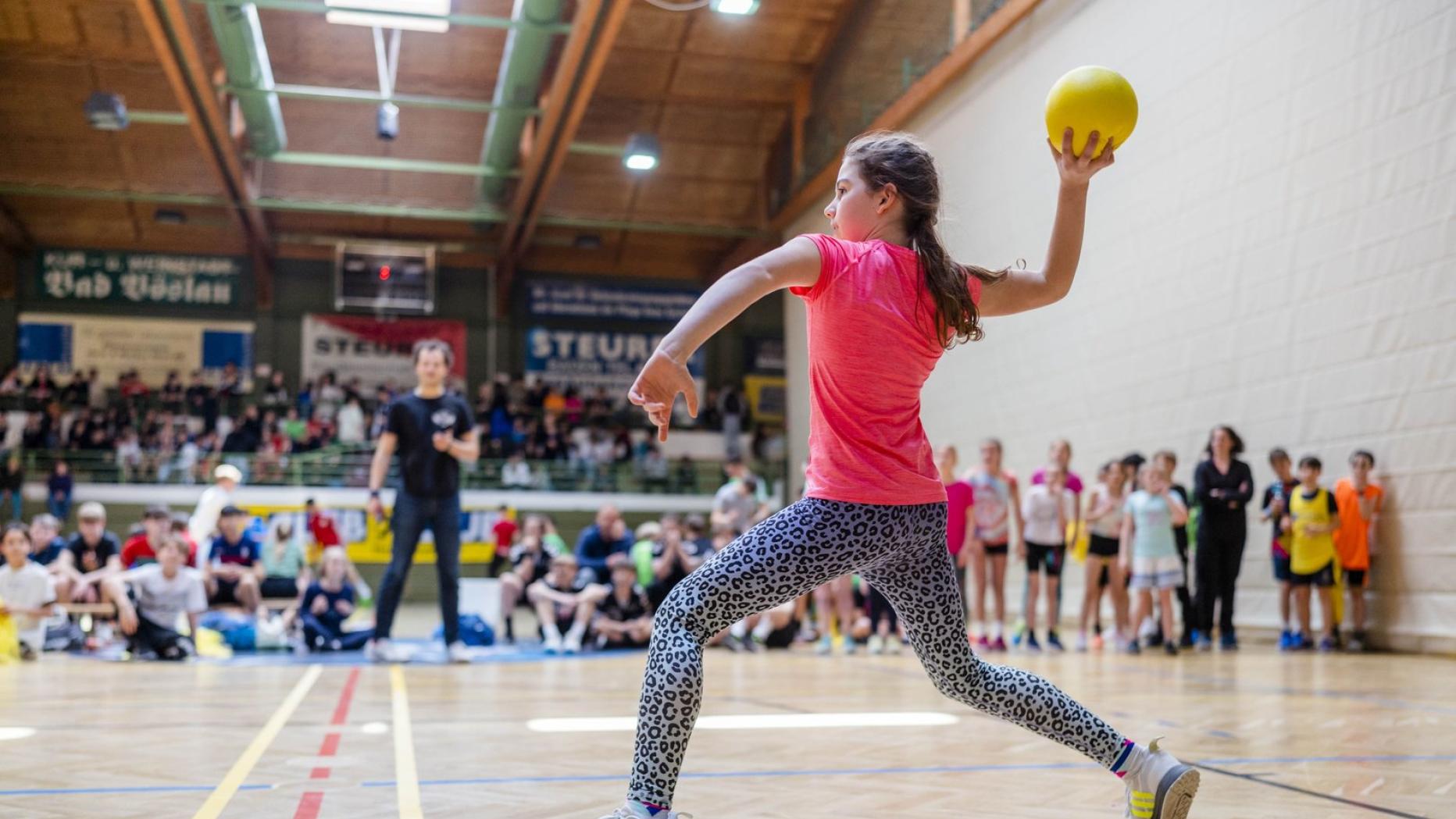 Dodgeball-Schulcup: 400 Schüler matchten sich beim "Abschießen" | Kurier
