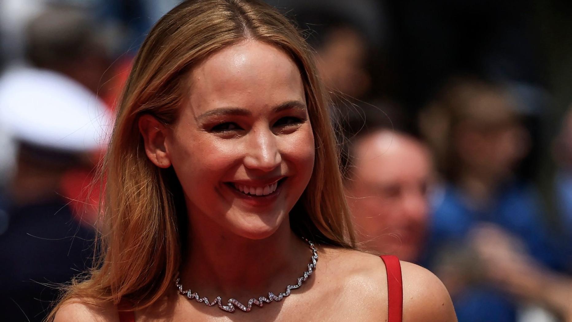 Jennifer Lawrence als Lady in Red in Cannes - nur die Schuhe irritieren ...