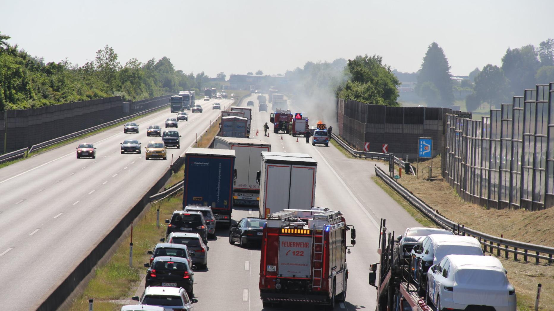 NÖ: Brennendes Fahrzeug auf der Westautobahn sorgt für Abendstau | Kurier