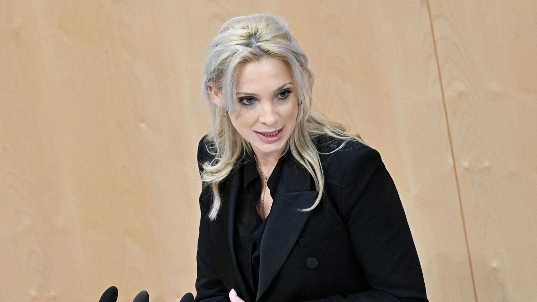 Ex-Frau von Heinz-Christian Strache heißt wieder Philippa Beck | Kurier