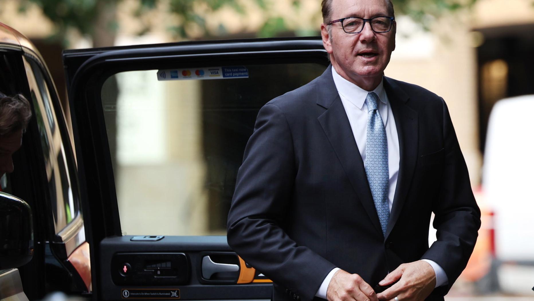 Spacey räumte in Londoner Prozess "romantische" Berührungen ein | Kurier