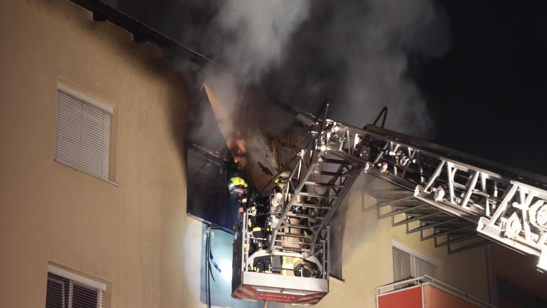Brand in Tiroler Mehrfamilienhaus: Mehrere Personen evakuiert