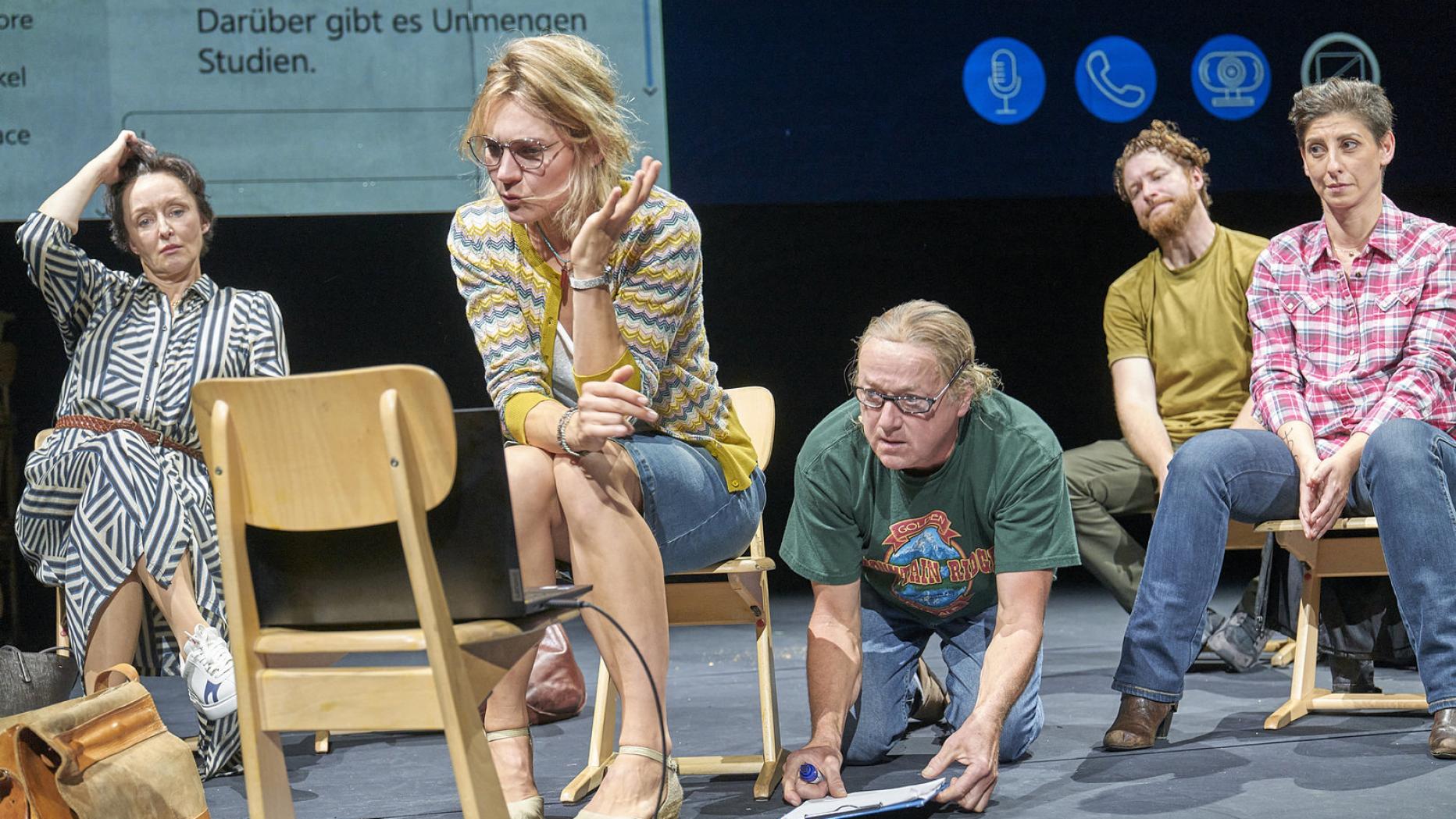 Burgtheater-Premiere: Jetzt ist bitte Schluss mit Pandemien! | Kurier