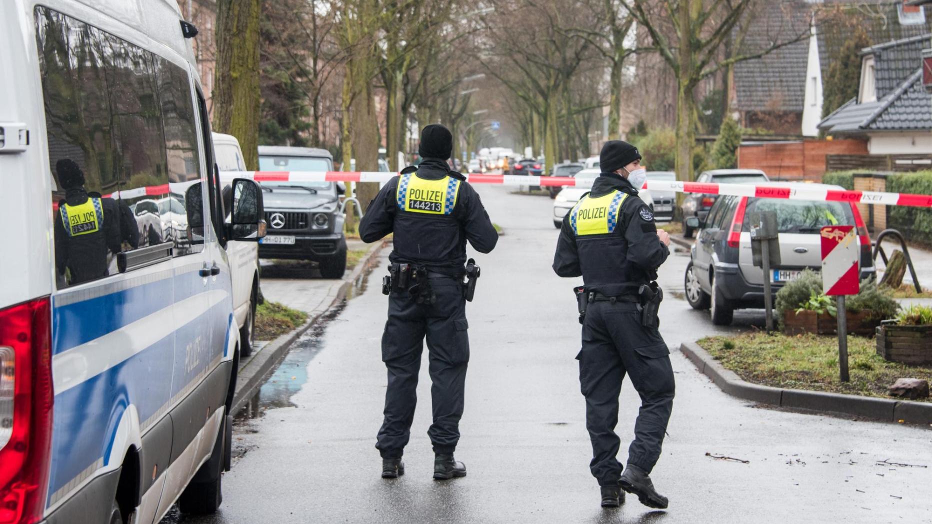 Alarm in Hamburger Schule: Polizei sucht 2 bewaffnete Männer | Kurier