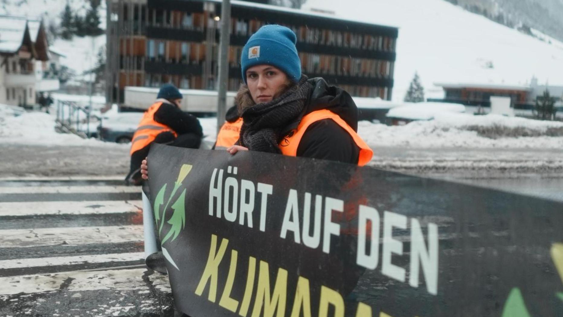 Letzte Generation protestierte auf dem Weg zum Skigebiet Ischgl | Kurier