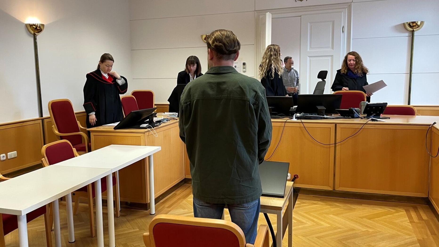 Mit 15.000 Euro aus der Bank ins Bordell: 3 Jahre Haft nach Überfall ...