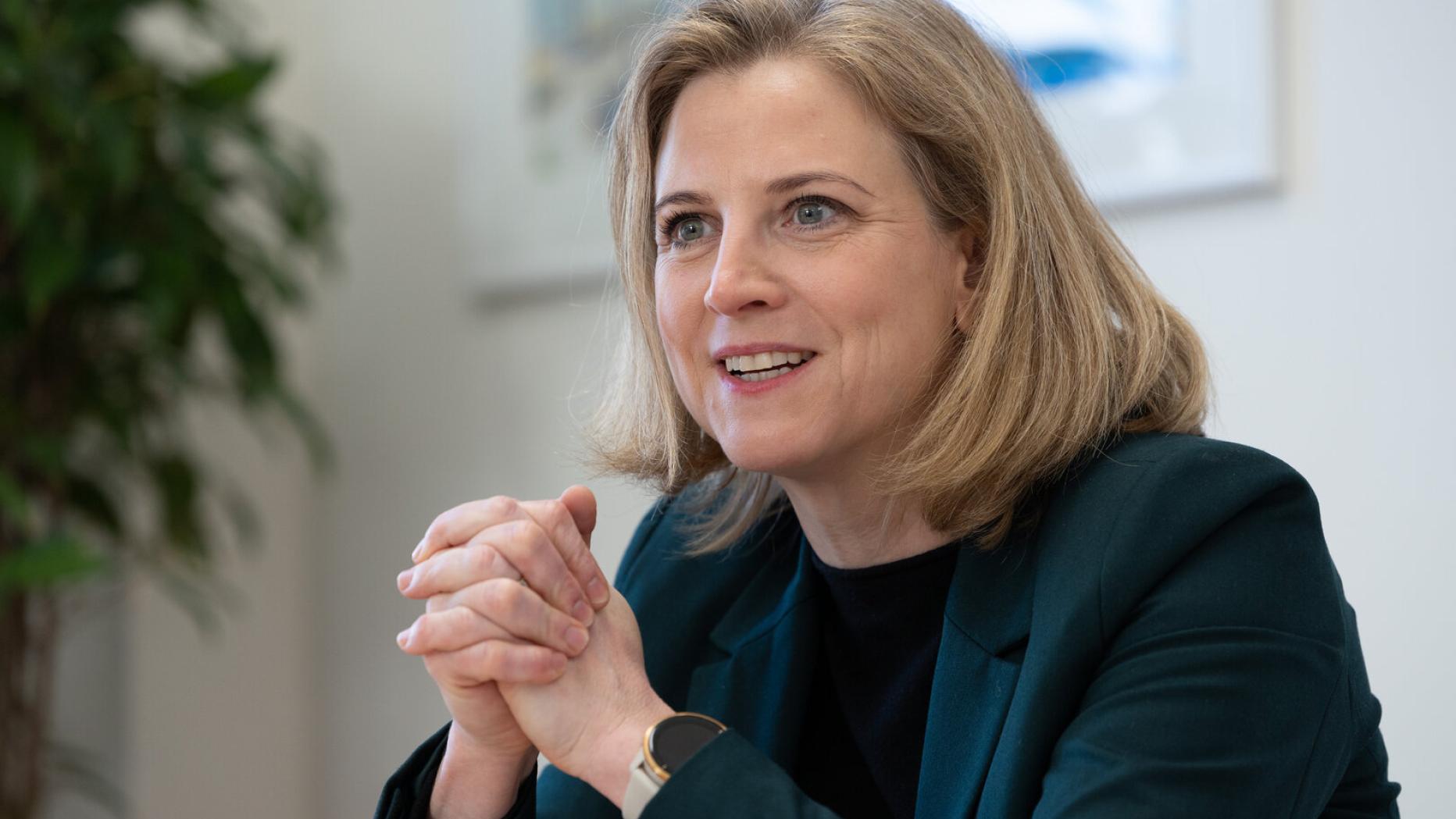 Meinl-Reisinger drängt auf Ausstieg aus Russen-Gas und auf ...