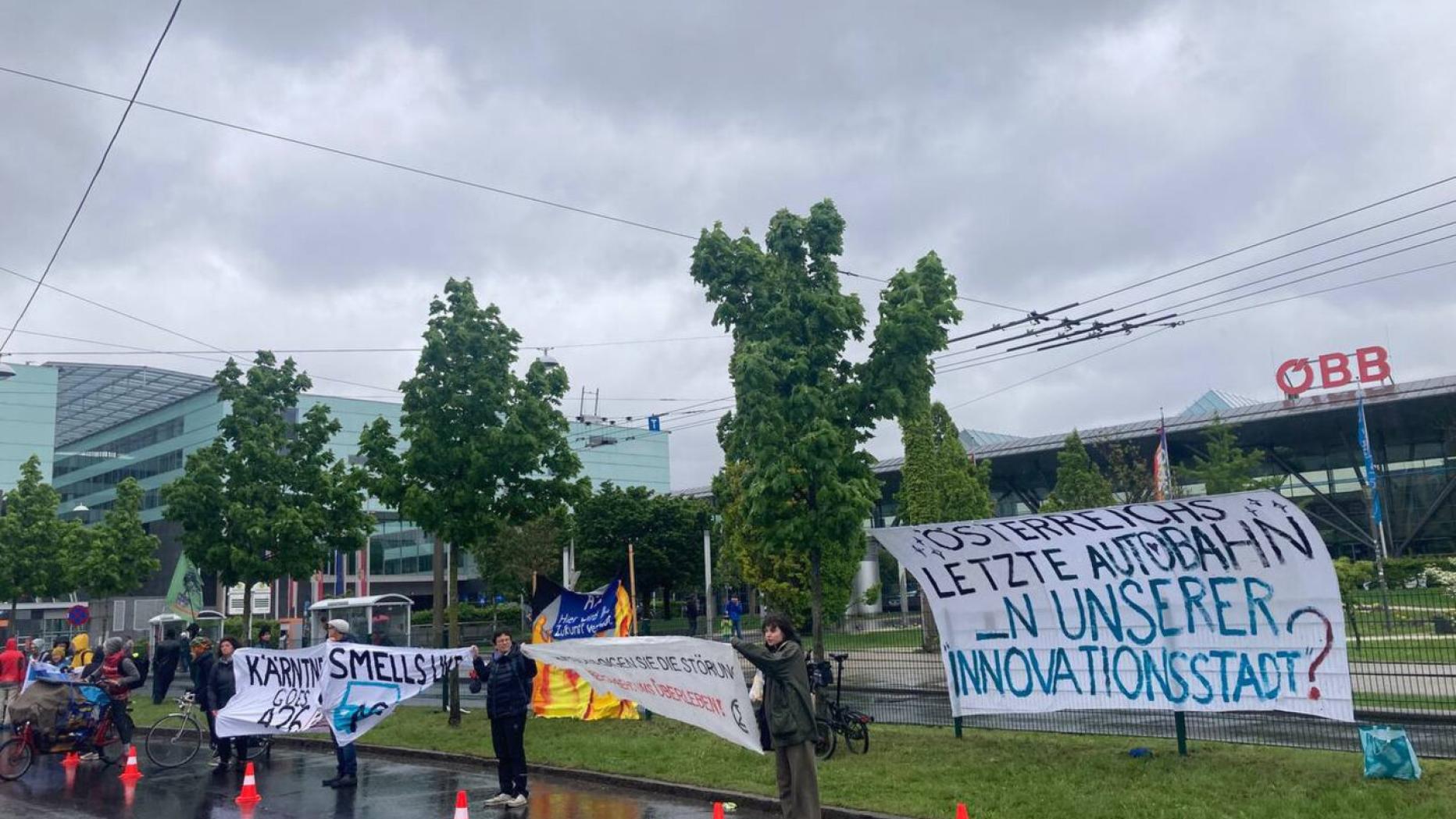 Letzte Generation: Protest am Linzer Hauptbahnhof | Kurier