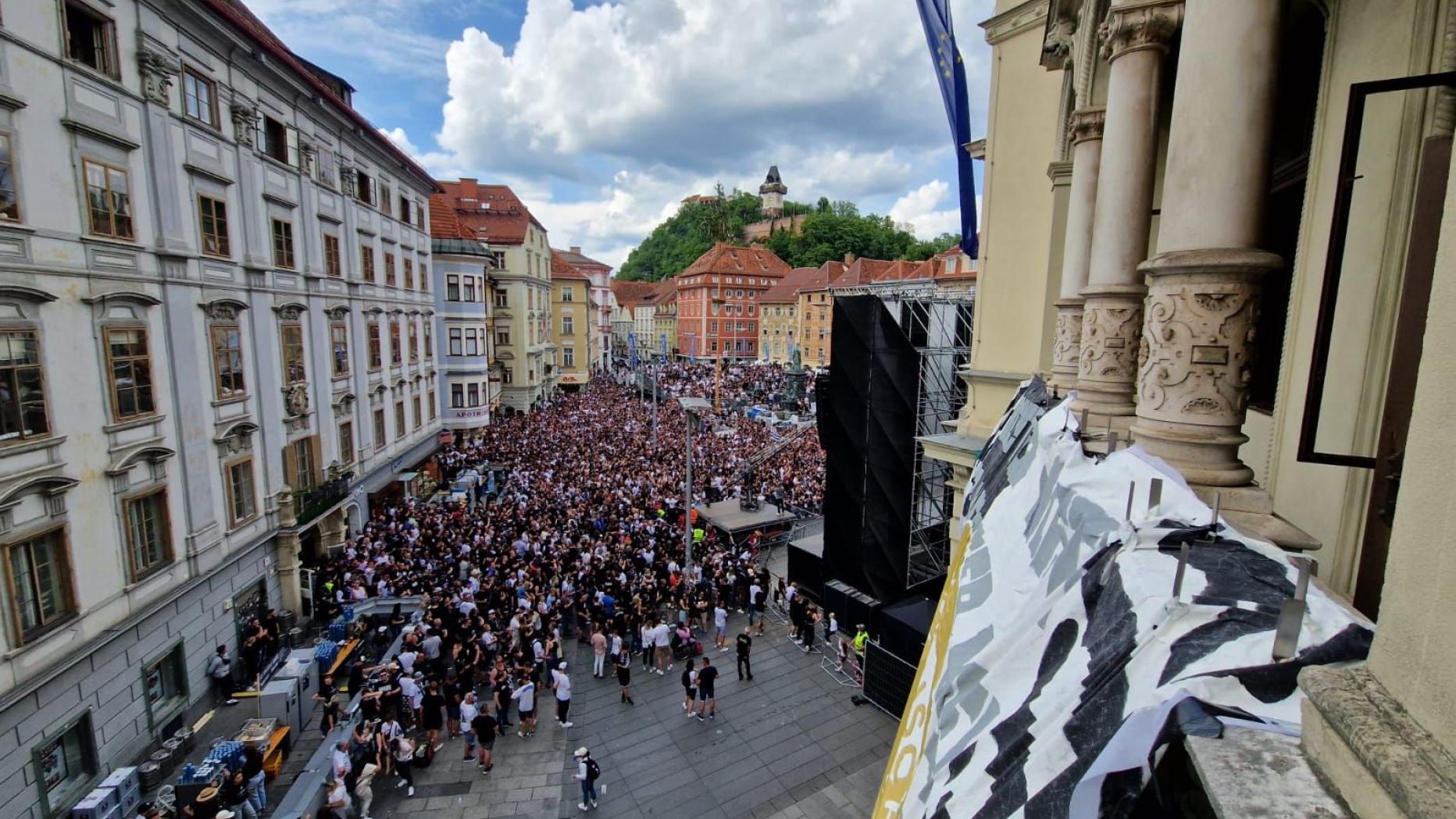 Graz sieht Schwarz-Weiß: 15.000 Fans bei der Titel-Party | Kurier