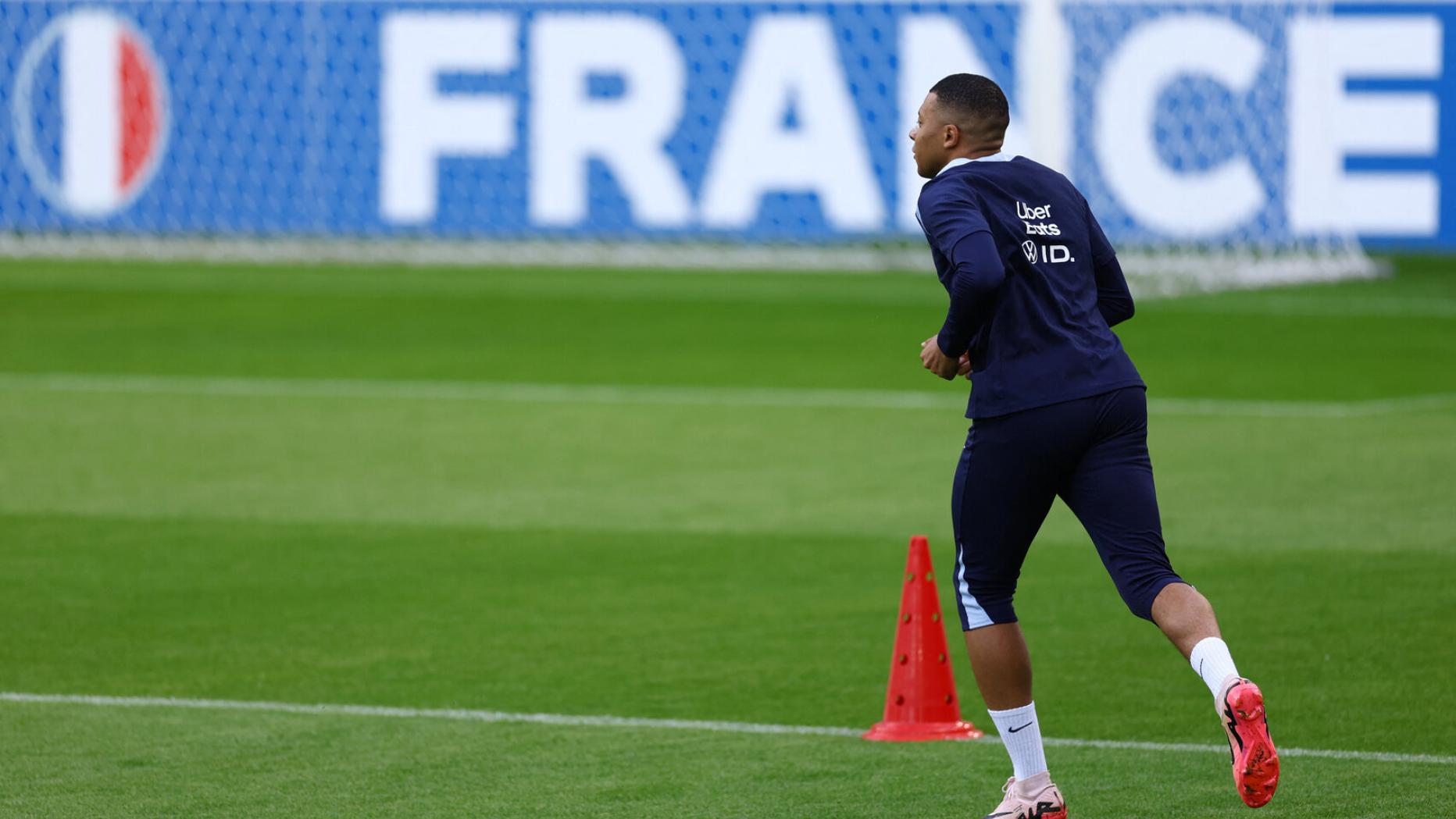 So sieht die EM-Maske von Kylian Mbappé nach seinem Nasenbruch aus | Kurier