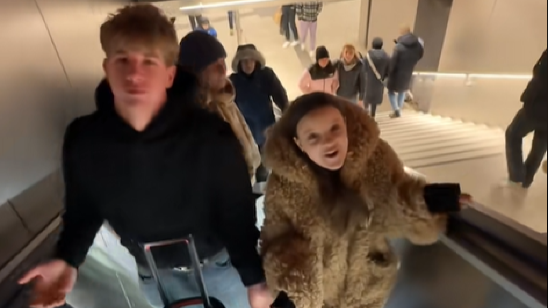 Sigma Boy-Sängerin performt überraschend in "Streichbruder"-Video | Kurier