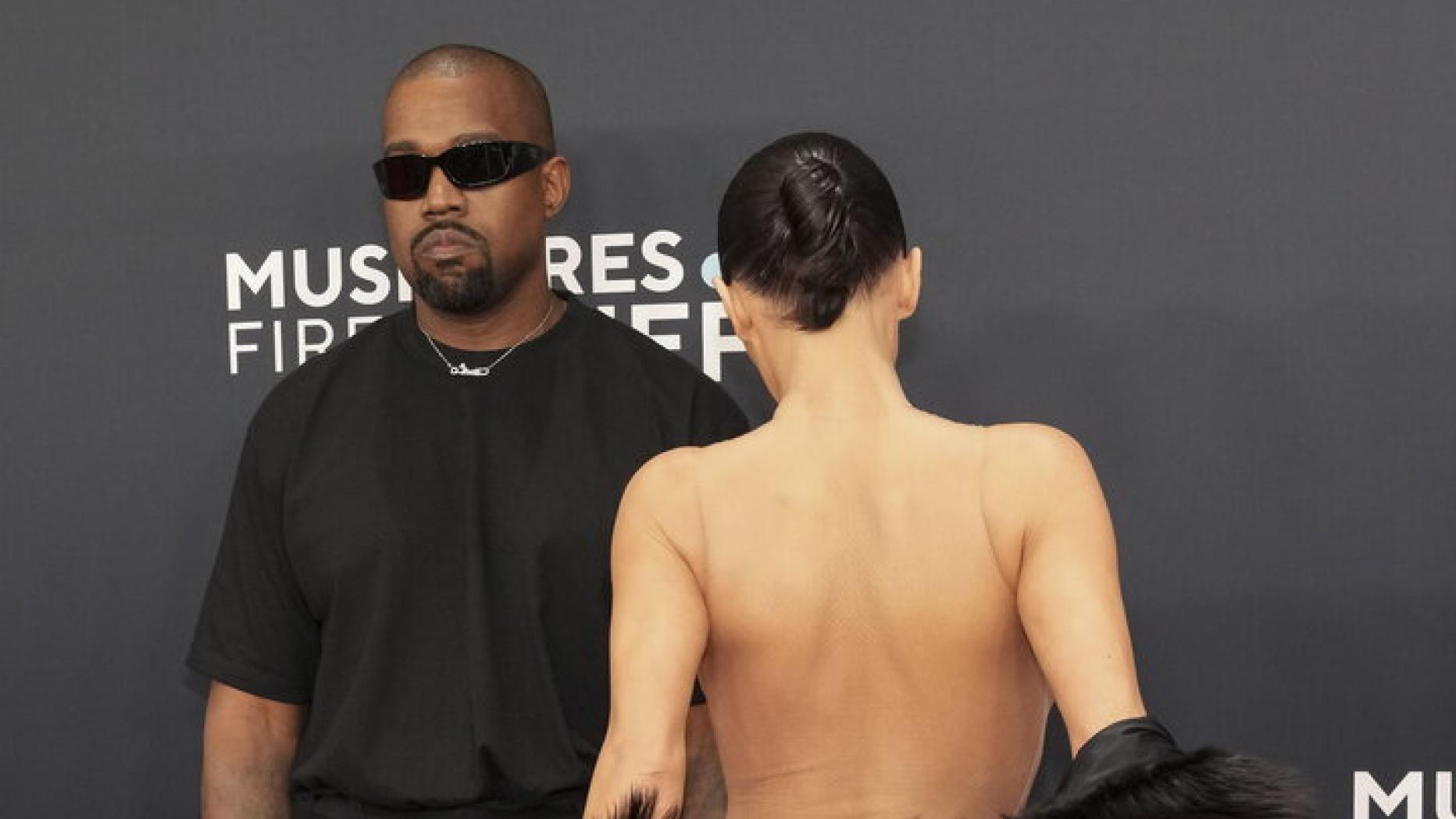 Bianca Censori tritt bei Grammys 2025 beinahe nackt auf | Kurier