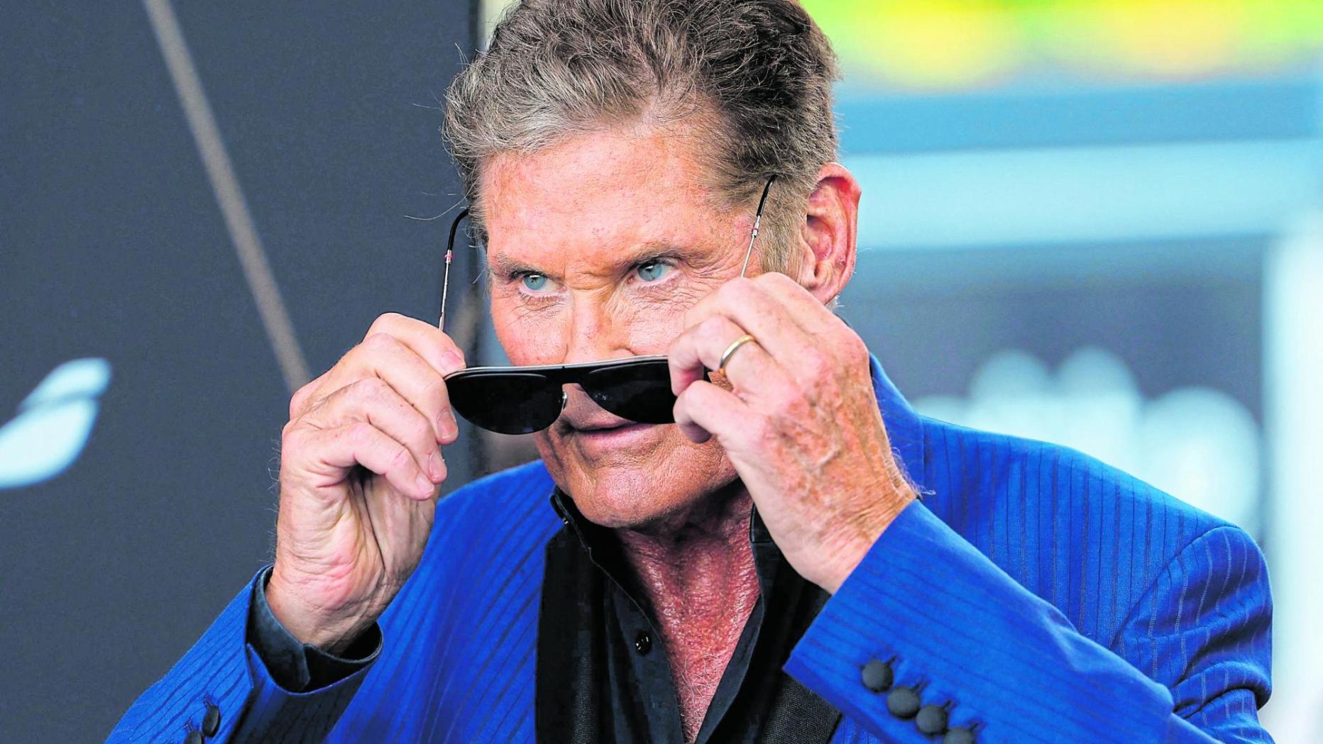 Sorge um "Baywatch"-Star: Wieso sitzt David Hasselhoff im Rollstuhl ...