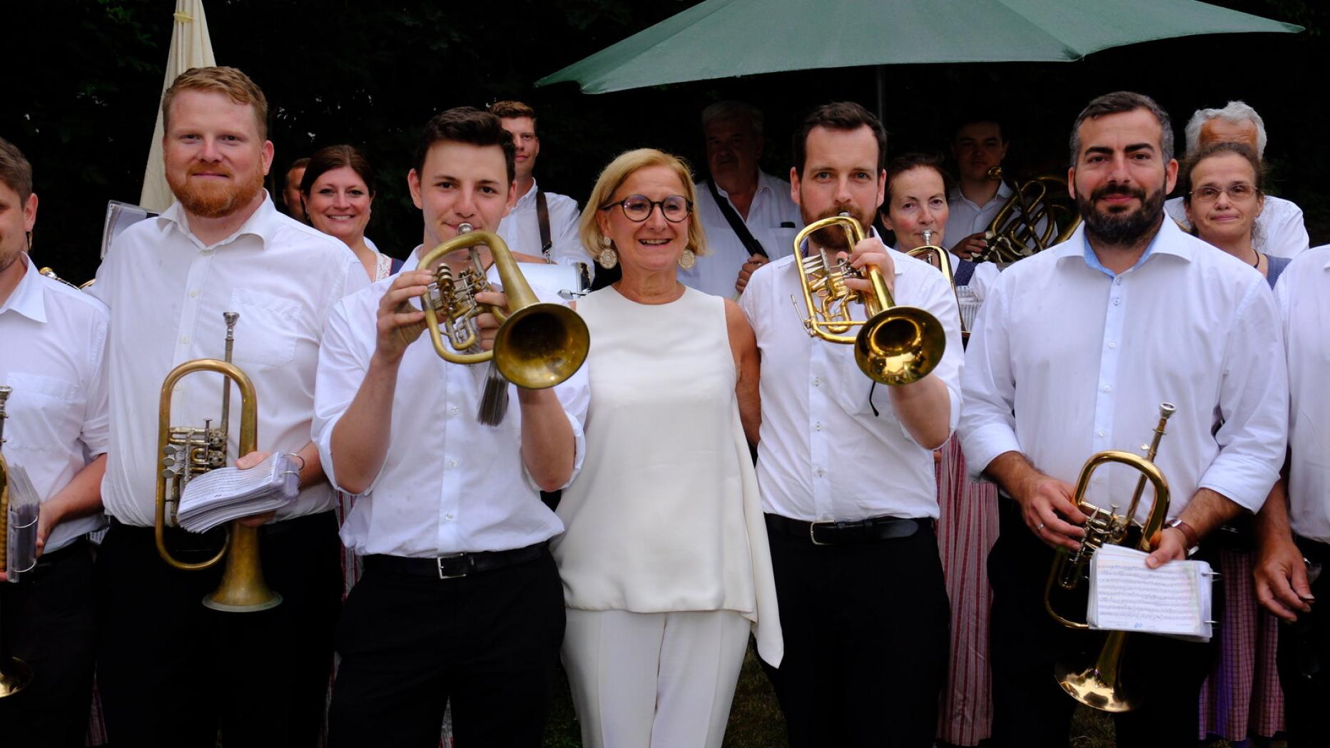 Gute Stimmung trotz Regens bei Heurigenabend von Johanna Mikl-Leitner ...