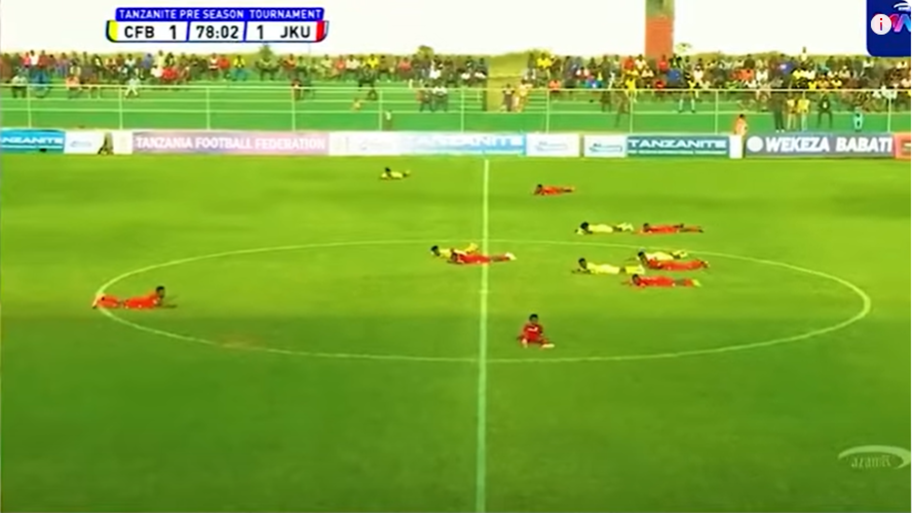 Warum bei einem Fußballspiel plötzlich alle Spieler am Boden lagen | Kurier