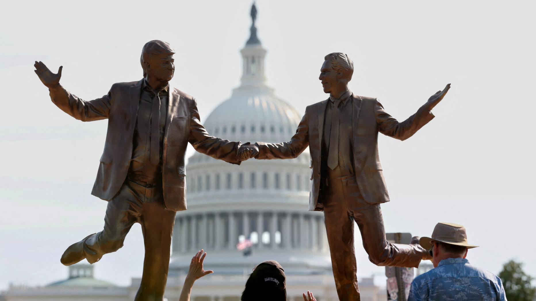 Hand in Hand: Statue von Trump und Epstein in Washington | Kurier