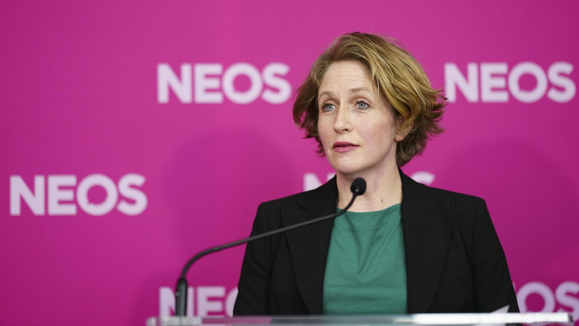 Paukenschlag bei den Neos: Krisper legt überraschend Mandat zurück | Kurier