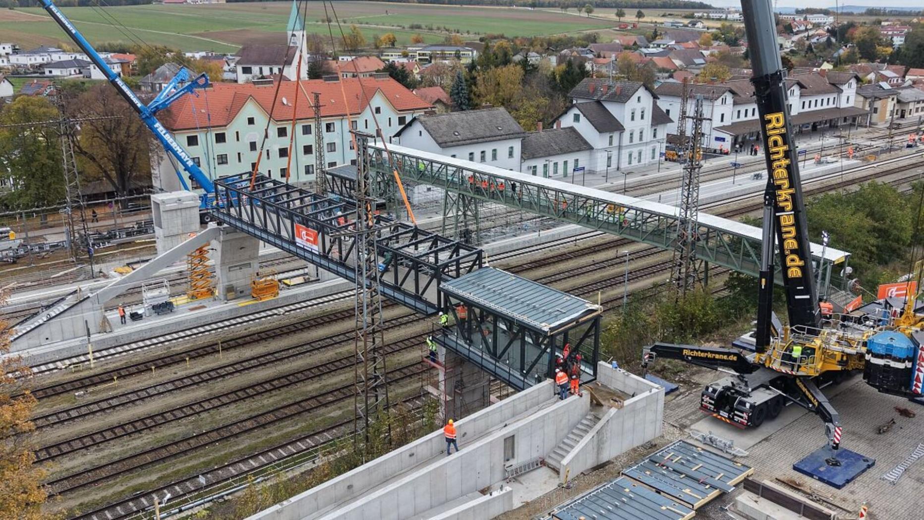 Über 100 Tonnen schweren Fußgängersteg über der Franz-Josefs-Bahn ...