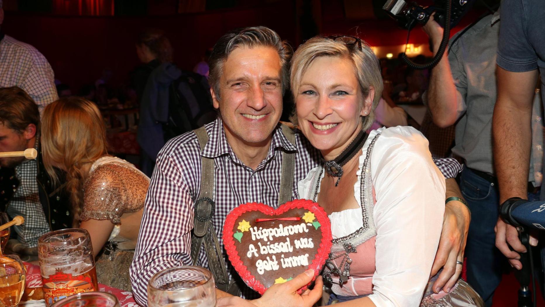 Schlagerstar Claudia Jung trauert um Ehemann - Konzerte abgesagt | Kurier