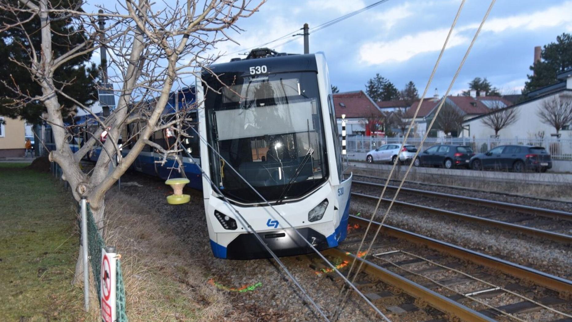Kollision mit Badner Bahn: Lenker ohne Führerschein und auf Drogen | Kurier