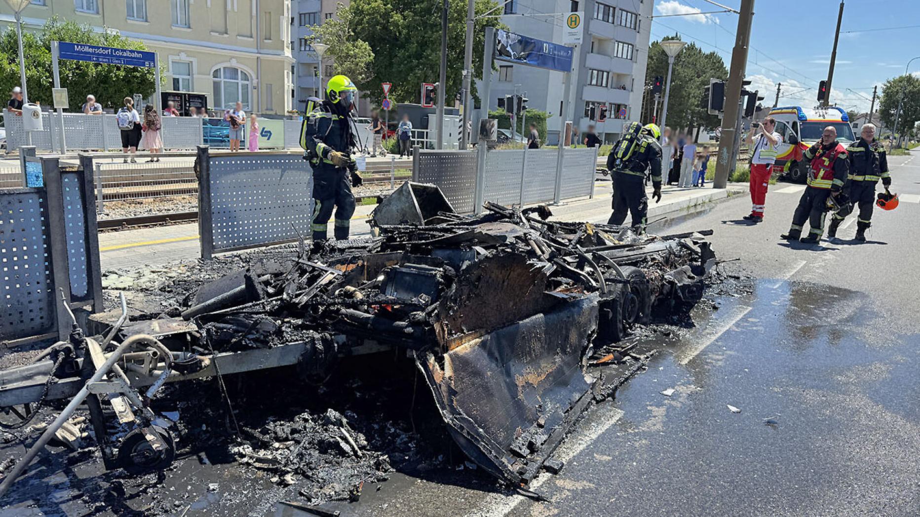 Wohnwagen in Flammen: Haltestelle der Badner Bahn betroffen | Kurier