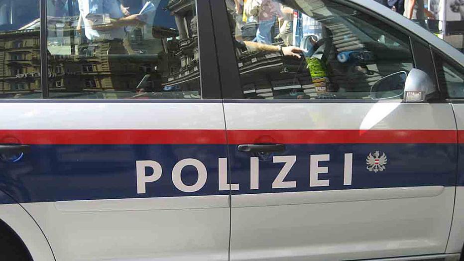 Beim Urinieren erwischt - Polizei attackiert