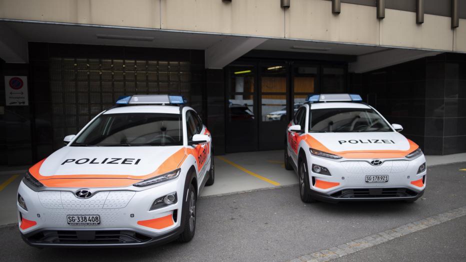 Video: Schweizer Polizei erwischt Sturmtruppler im Halteverbot | Kurier