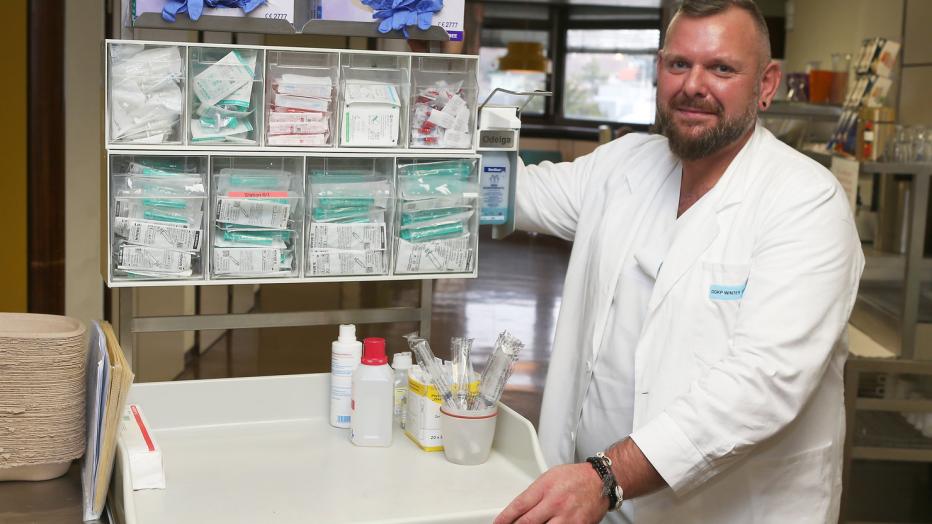 Ausgezeichnet: Ein Pfleger mit großem Fachwissen und Herz | Kurier