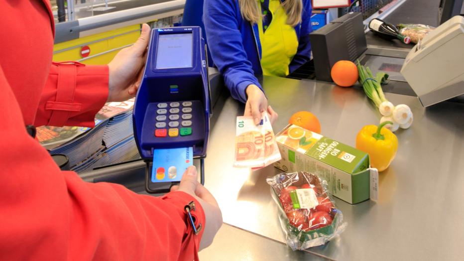 Soll man unbegrenzt mit Bargeld zahlen können? Volksbegehren heizt ... Soll man unbegrenzt mit Bargeld zahlen können? Volksbegehren heizt ...
