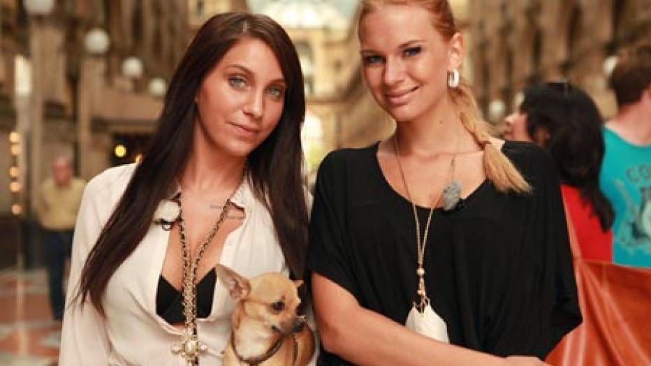 "Tara & Moni in Mailand und Paris": Brüste, Brüste, Brüste | Kurier