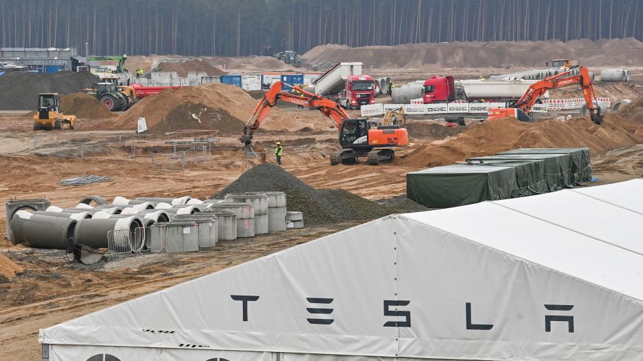 Tesla wegen frauenfeindlicher Atmosphäre in Werk verklagt | Kurier