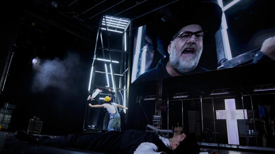 "Öl" im Volkstheater: Mit dem Holzhammer die Erde retten | Kurier