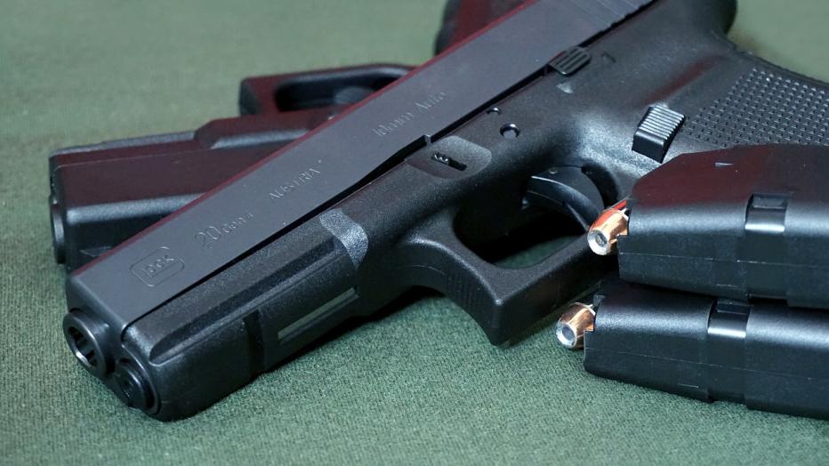 Pistolenhersteller Glock erzielt rekordverdächtigen Bilanzgewinn | Kurier