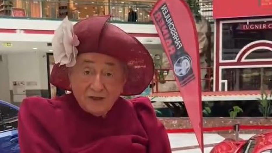 Richard Lugner in einem roten Kleid: Video geht viral Richard Lugner in einem roten Kleid: Video geht viral