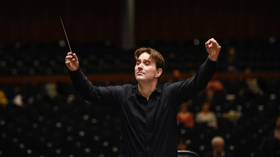 Neuer Dirigent für die Philharmonikerball-Eröffnung: Alexander Soddy ...