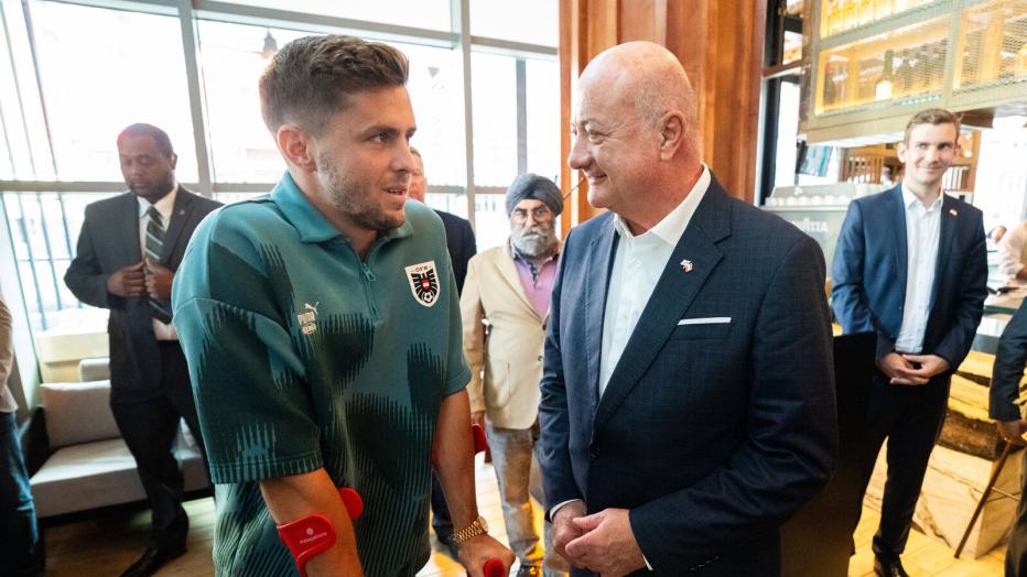 Bundeskanzler Stocker bringt Bewegung in die Stadion-Diskussion | Kurier