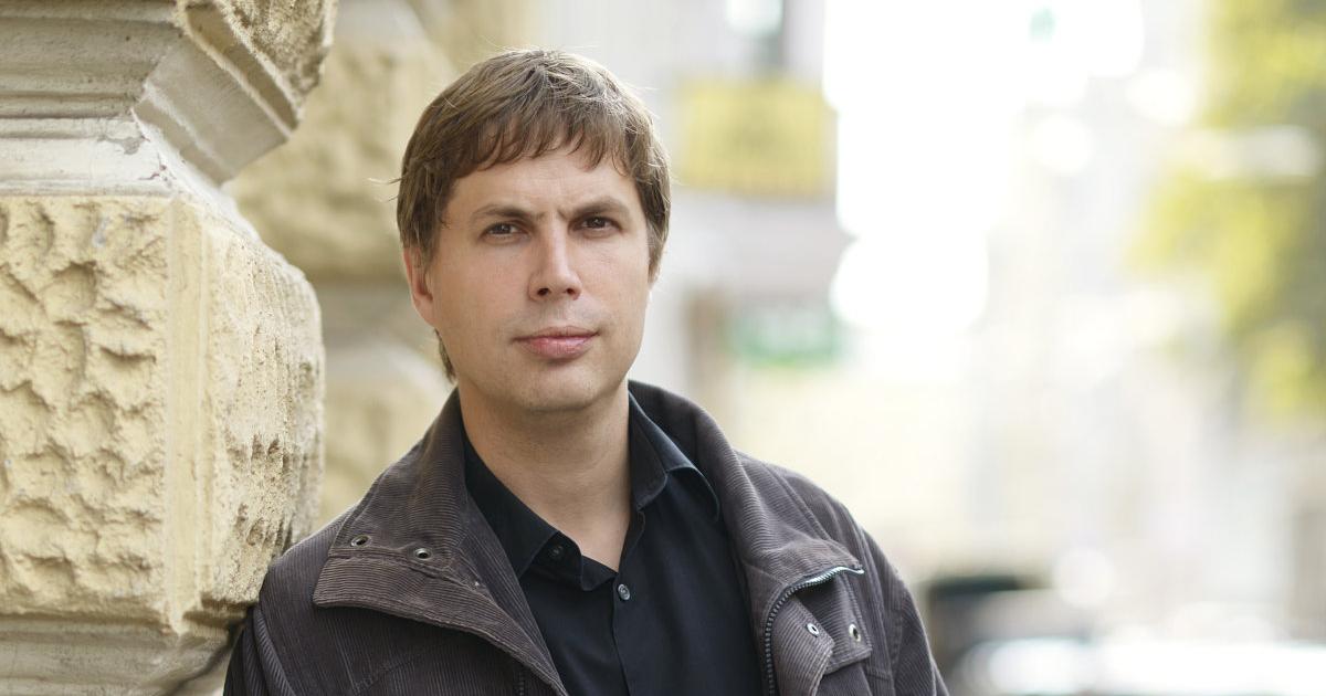 Der Priester ist kein Durchschnittstyp, denn er isst im Beichtstuhl ...