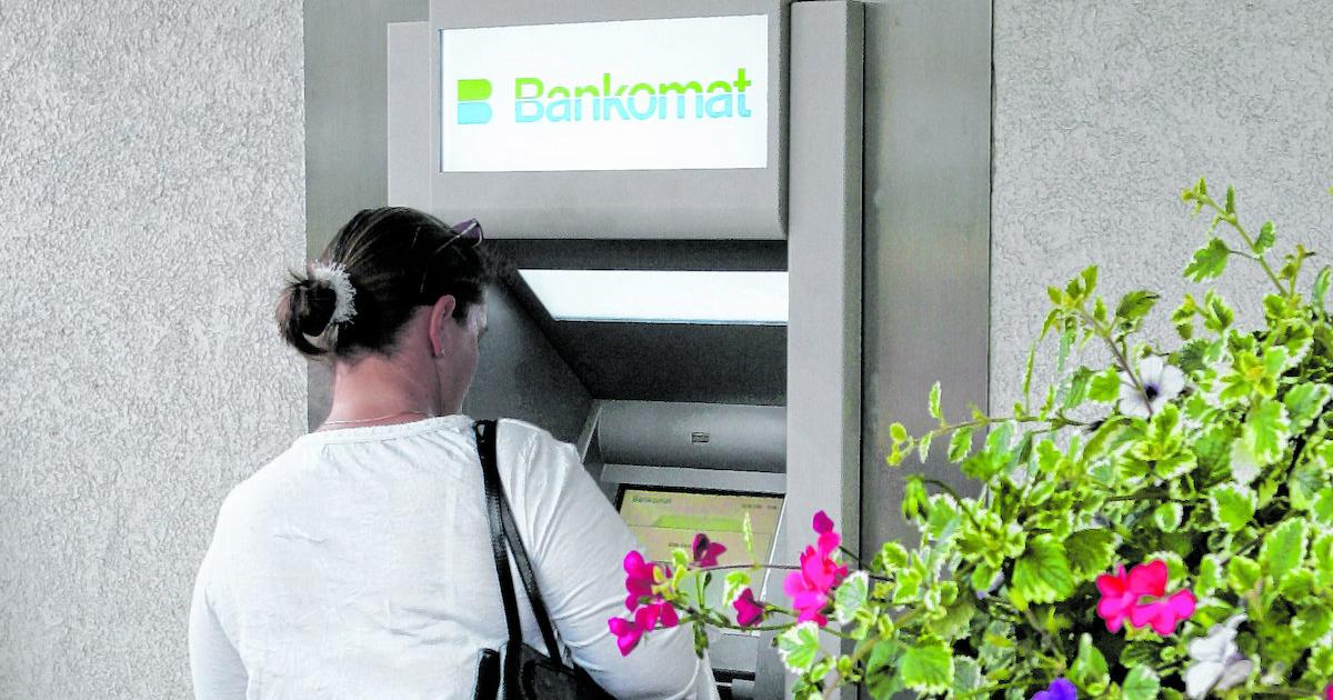 Geld holen beim Bankomat könnte bald Geld kosten | Kurier